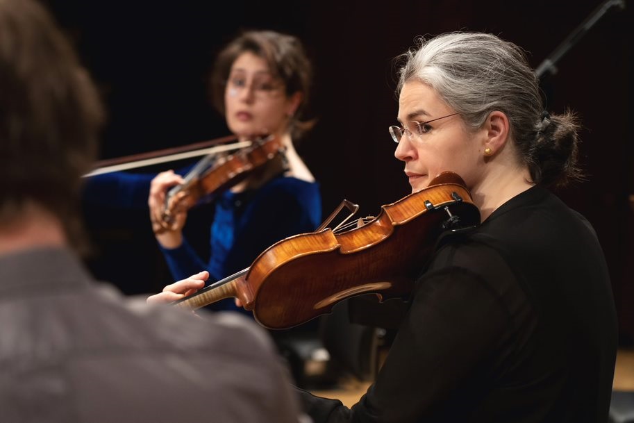 IJzersterk optreden vioolduo Hannah Weirich en Sara Cubarsi in Marzee