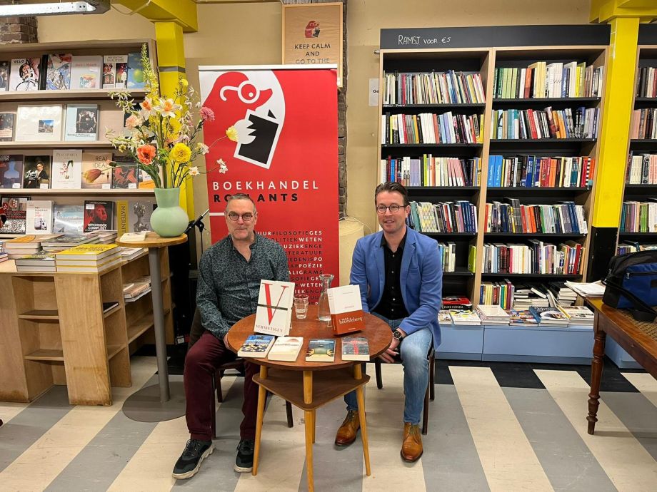 In gesprek met Martin de Haan, vertaler van Houellebecq, bij Boekhandel ...